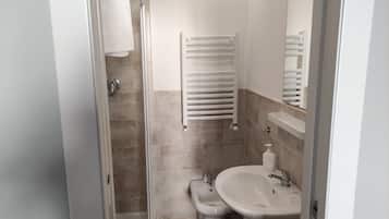 Quarto Duplo Cidade | Casa de banho | Um polibã, um bidé, toalhas fornecidas, sabão