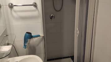 Um polibã, um bidé, toalhas fornecidas, sabão