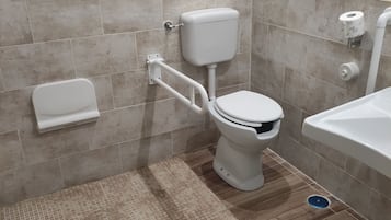 Quarto Familiar | Casa de banho | Um polibã, um bidé, toalhas fornecidas, sabão