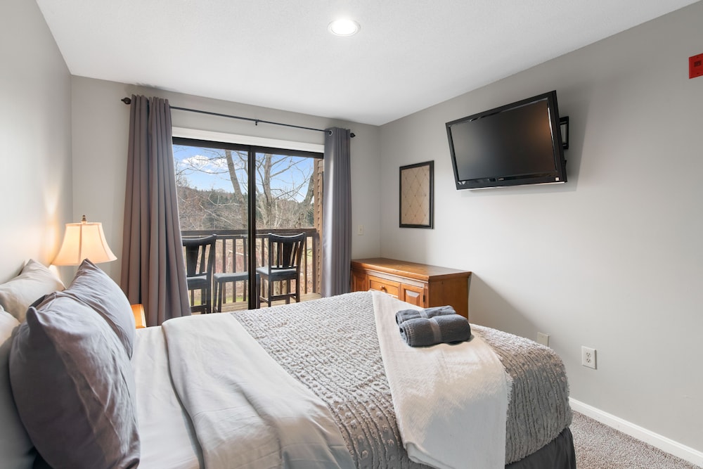 Mount Snow Condo: 4 min Walk to Sundance Lift (High Speed - 6 Seat ...