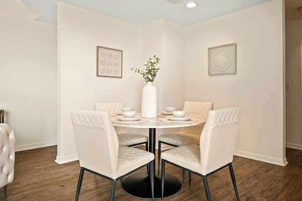 Water Front | Bright And Luxurious Condo - Los Angeles, CA