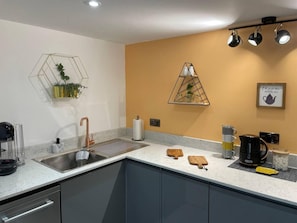 Apartamento, 1 cama Queen | Cozinha privada | Geladeira, micro-ondas, fogão, cooktop