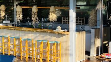Bar à beira da piscina