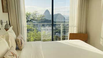 Quarto luxo, 1 cama King, vista para a baía | Roupas de cama premium, frigobar, cofres nos quartos, cortinas blackout