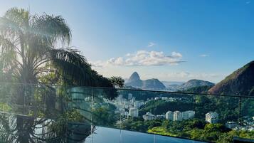 Piscina externa, guarda-sóis, espreguiçadeiras
