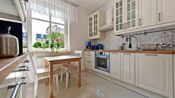 Apartamento família | Cozinha privada | Talheres/pratos/utensílios de cozinha