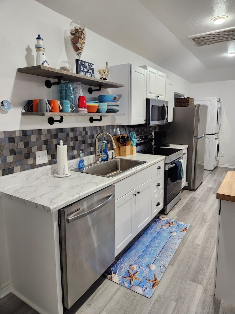 Family Vacation Getaway
3 Bedroom 2 Bathroom Sleeps 8 - Surfside Beach, TX