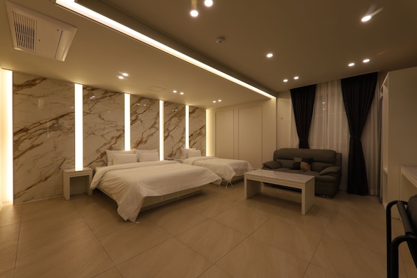 Quarto família | Individualmente decorados, individualmente mobiliados, escrivaninha