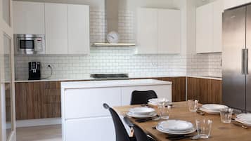 Apartamento Superior | Cozinha privada | Um frigorífico, um micro-ondas, um forno, uma placa de cozinha