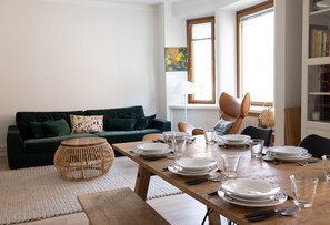 Apartamento Superior | Sala de estar | Televisor de 36 polegadas com canais por cabo 