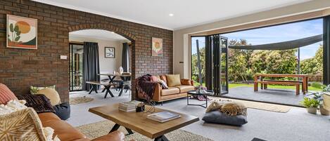 Casa Familiar | Sala | Smart TV de 65 de polegadas com canais via satélite, televisor, lareira