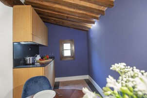 Cozinha com armários de madeira, fogão e janela.