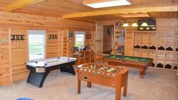 Cabine, várias camas, banheira de hidromassagem grande, vista para a montanha | Sala de jogos