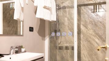 Um polibã, artigos de higiene pessoal grátis, um secador de cabelo