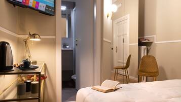 Quarto casal econômico | Escrivaninha, quartos à prova de som, Wi-Fi de cortesia, roupa de cama