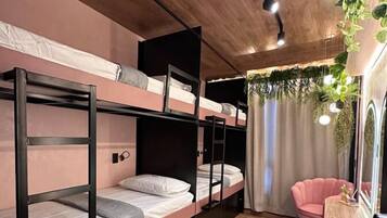 Dormitório compartilhado superior Feminino | 1 quarto, minibar, Wi-fi grátis, roupa de cama fornecida