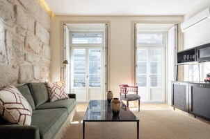 Estudio con Baño Turco | Sala de estar | Smart TV de 43 polegadas com canais digitais, televisor