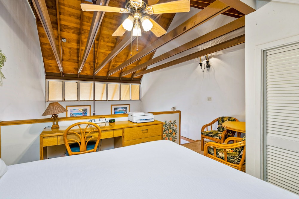 Lovely Oceanfront Escape Near Beach With Lanai, Pool & W/d - Maunaloa, HI