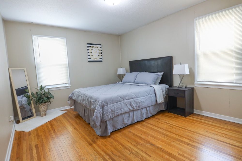 House In Minneapolis, 2 Beds, 2 Baths And A Sofa Sleeper - Minneapolis
