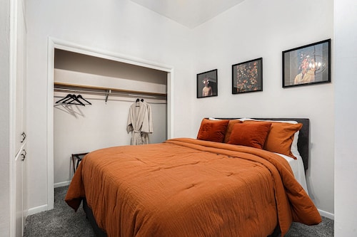 Gorgeous Historic Apartment Near Downtown - Grand Rapids, MI
