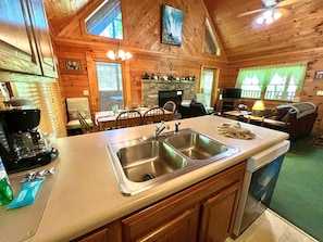 Cabine, várias camas, banheira de hidromassagem grande | Cozinha privada | Um frigorífico, um micro-ondas, um forno, uma placa de cozinha