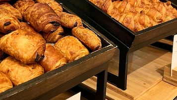 Pequeno-almoço tipo buffet diário (75 AED por pessoa)