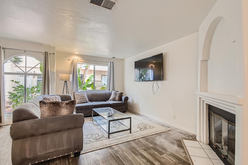 1 Block To Pacific Beach/food/bars, Updated, 2-car Garage W/fee, Yard, Sleeps 12 - Pacific Beach, CA