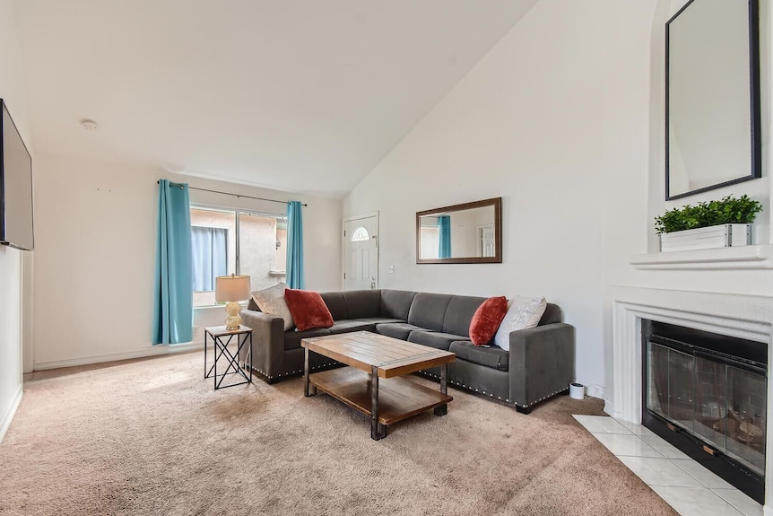 1 Block To Pacific Beach/food/bars, Updated, 2-car Garage W/fee, Yard, Sleeps 14 - San Diego, CA