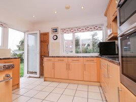 Um frigorífico, uma chaleira elétrica, uma torradeira 