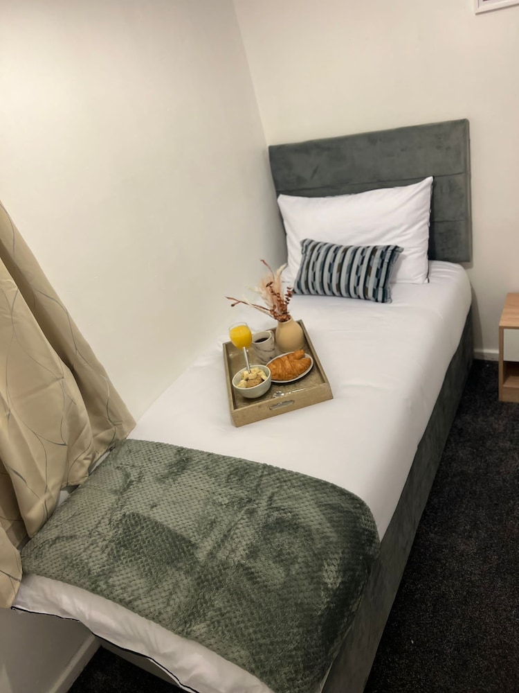Morden Peace Luxury - Service Accommodation - Walsall | Vrbo