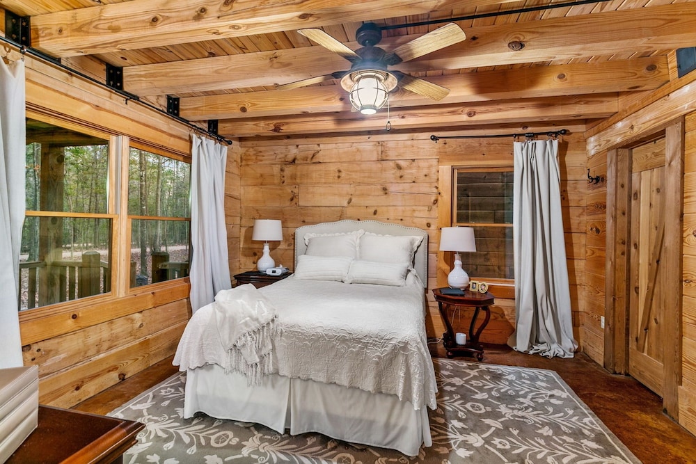 Log Cabin On The Lake - Mississippi