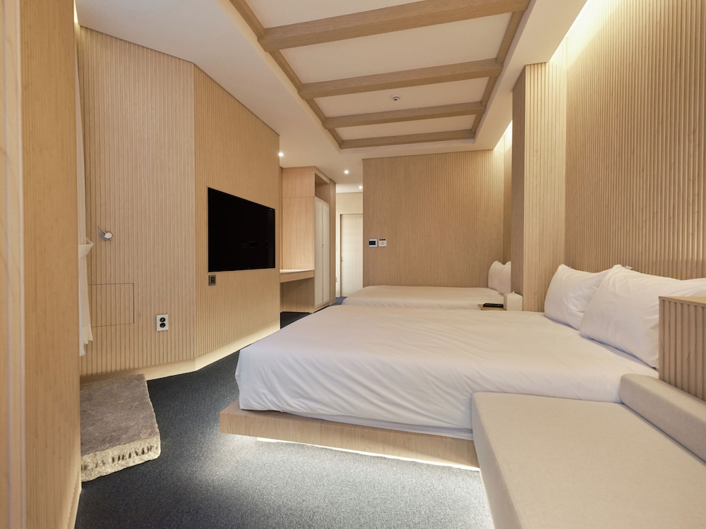 Uh Suite Seoul Square - Myeong-dong