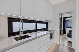 Vila | Cozinha privada | Micro-ondas, chaleira elétrica, torradeira, mesas de jantar