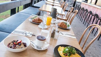 Café da manhã completo todos os dias mediante uma taxa