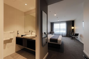 Quarto Standard, 1 cama king-size | Cofre no quarto, secretária, ferro/tábua de engomar, camas desdobráveis 