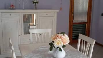 Apartamento | Cozinha privada | Um micro-ondas, um forno, uma placa de cozinha, uma chaleira elétrica