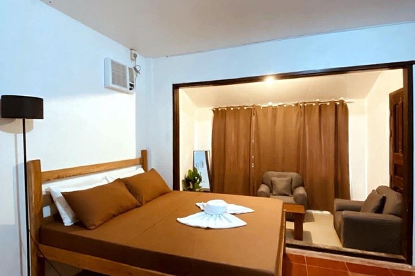 Quarto quádruplo família | Escrivaninha, roupa de cama