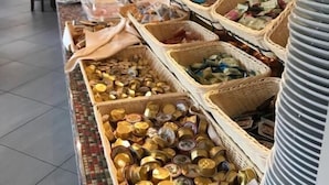 Uma área de buffet com diversos alimentos em cestos e recipientes.