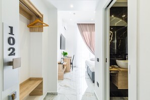 Quarto casal superior (Vesuvio View) | Edredons de pluma, frigobar, cofres nos quartos, cortinas blackout