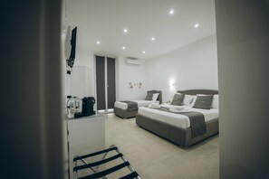 Luxury Triple Room with balcony | Lençóis italianos Frette, roupa de alta qualidade, edredões de penas 