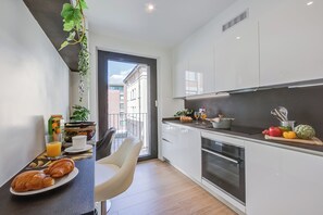 Apartamento Familiar, 2 quartos, 2 casas de banho (Boutique Apartment 10) | Cozinha privada | Um frigorífico, um micro-ondas, um forno, uma placa de cozinha 
