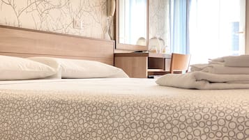 Quarto Quádruplo Deluxe, ar condicionado, vista parcial para o mar | Cofre no quarto, secretária, Wi-fi grátis