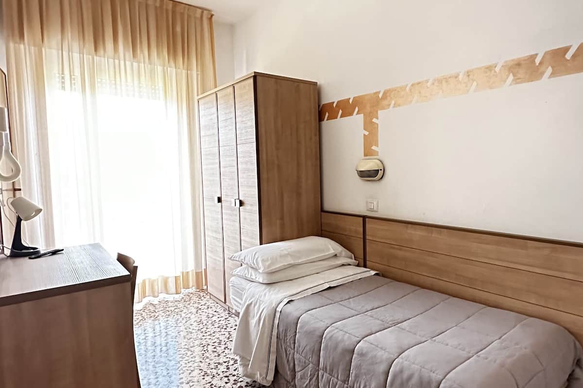 Quarto Individual Básico, ar condicionado, vista para o pátio | Cofre no quarto, secretária, Wi-fi grátis
