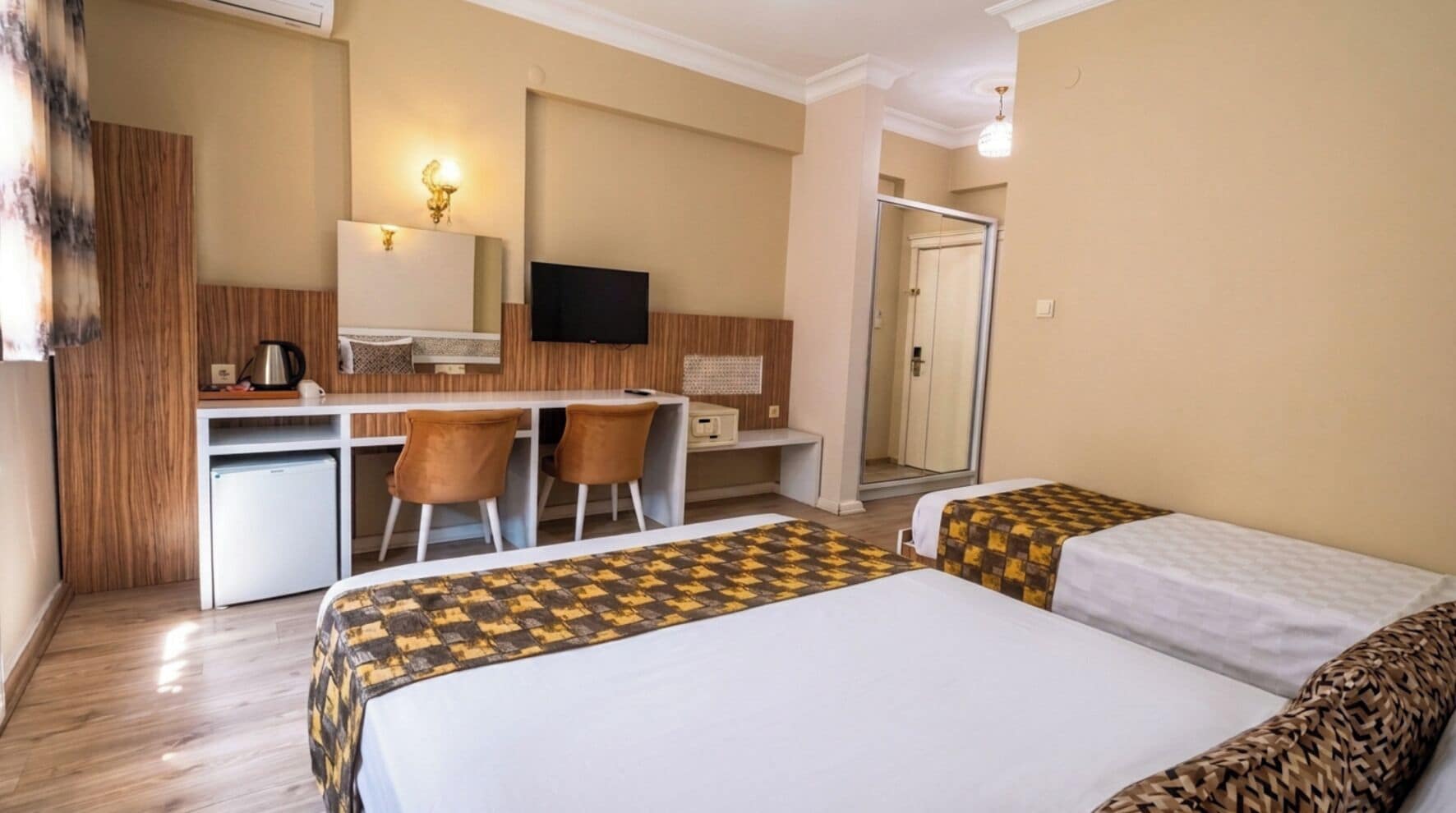 Quarto Duplo ou Twin Standard | Minibar, cofre no quarto, secretária 