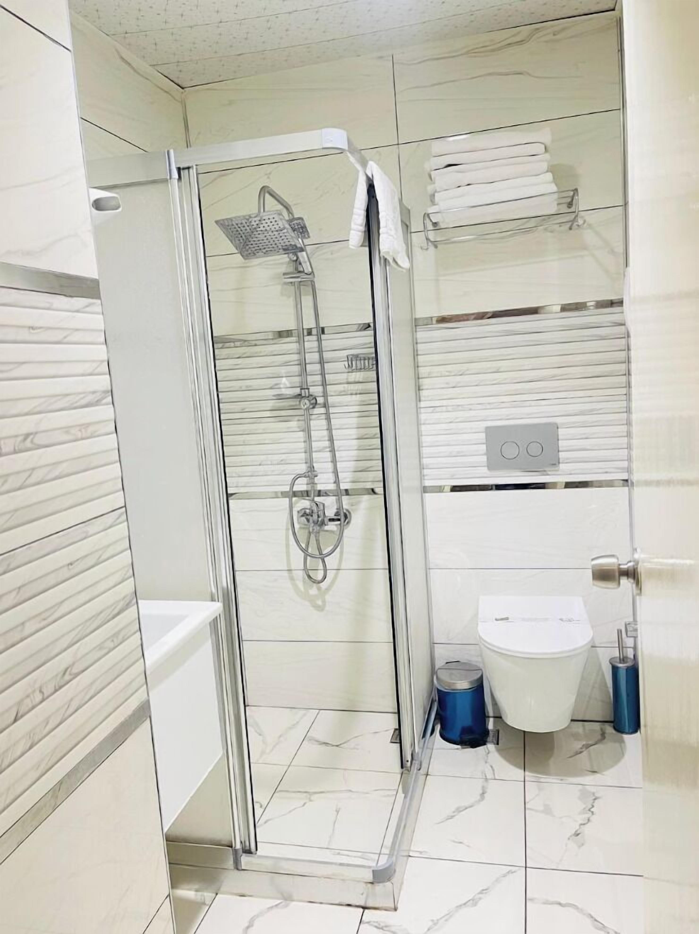 Suite Deluxe | Casa de banho | Um polibã, um chuveiro fixo, chinelos, toalhas fornecidas 