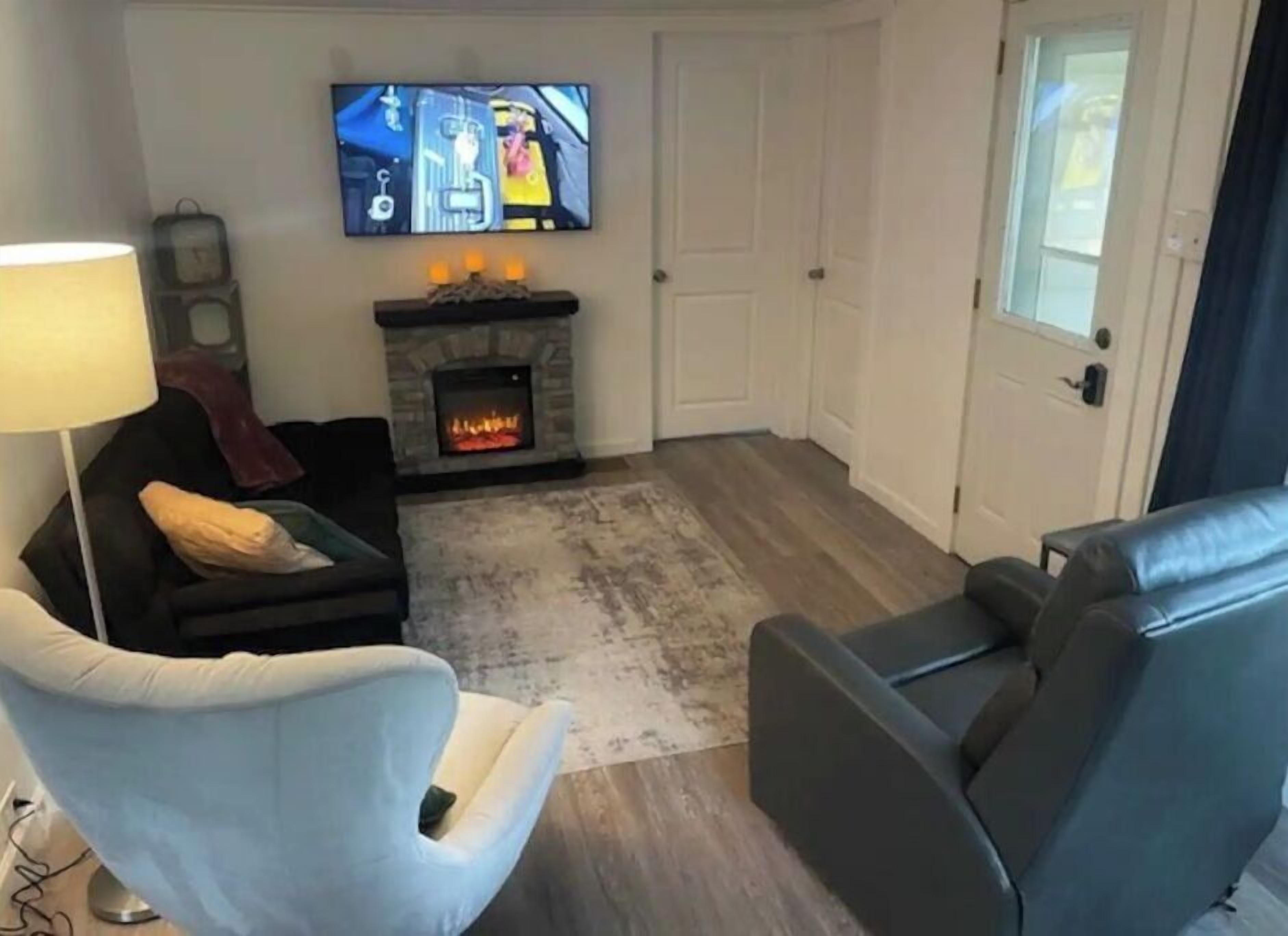 June Openings!  Book Now!  Cozy Beach Town Cottage Awaits. - Ludington, MI