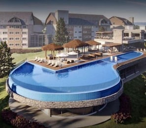 Piscina interna, 5 piscinas externas, guarda-sóis, espreguiçadeiras