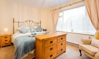 2 quartos, com decoração personalizada, com mobília individualizada 