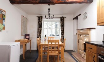 Geladeira, lava-louças, talheres/pratos/utensílios de cozinha