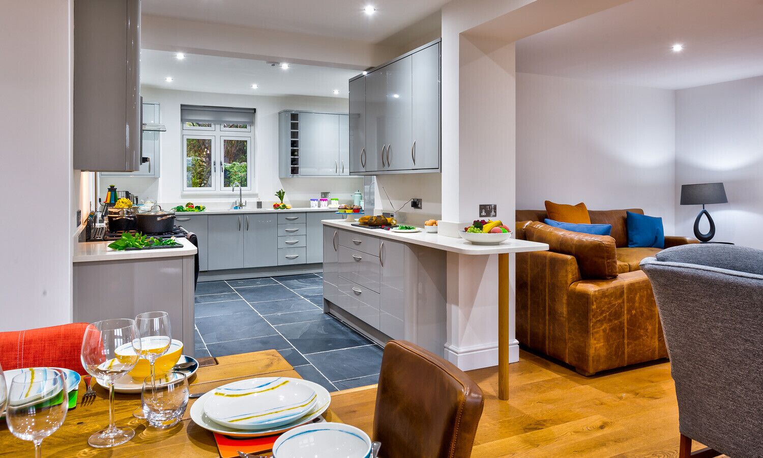 Um frigorífico, uma máquina de lavar louça, utensílios de cozinha 